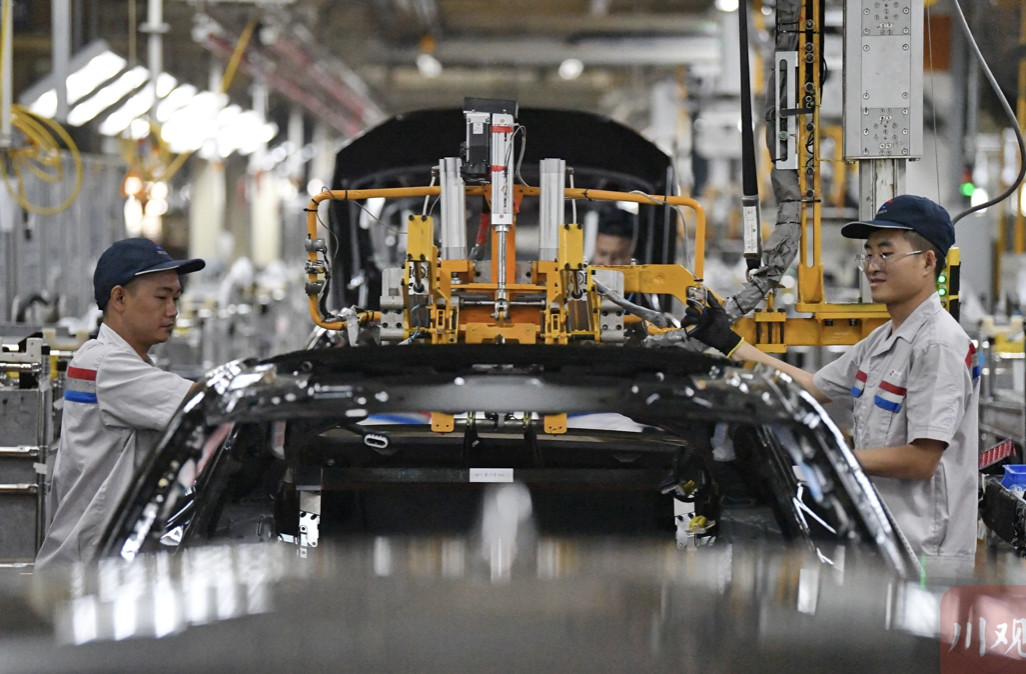 The role of AGV forklifts in automotive production workshops
